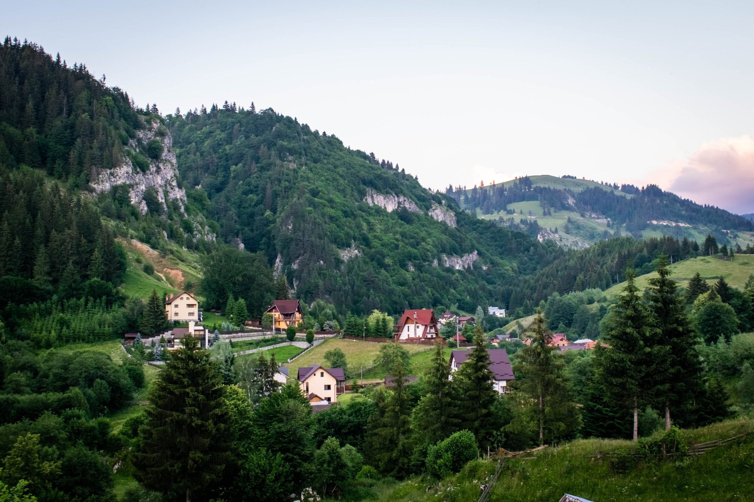 La pas prin Satic, comuna Rucar - Odaia cu povesti